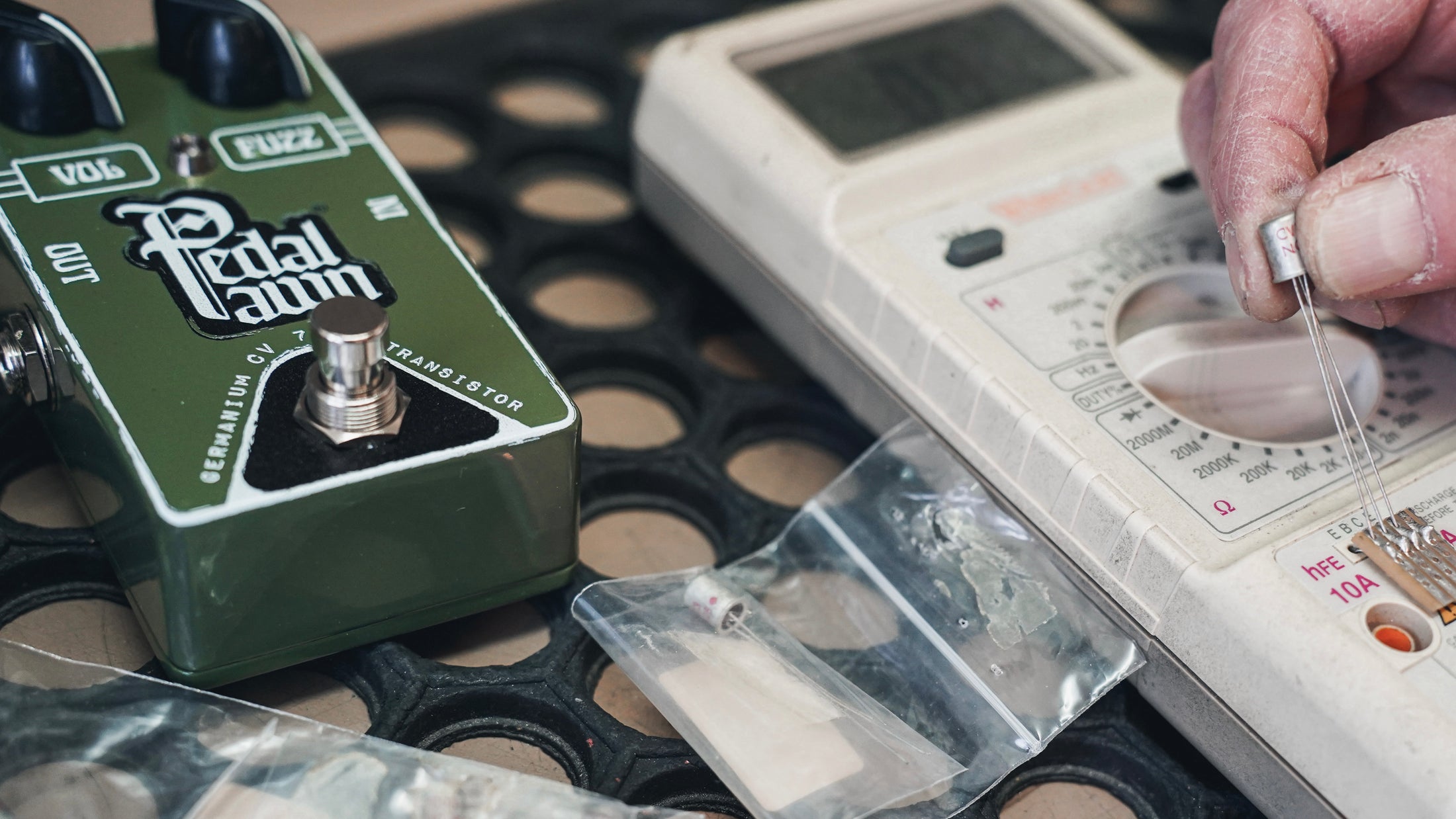 Silicon vs Germanium Transistors (FUZZ Pedals Explained) – Pedal Pawn